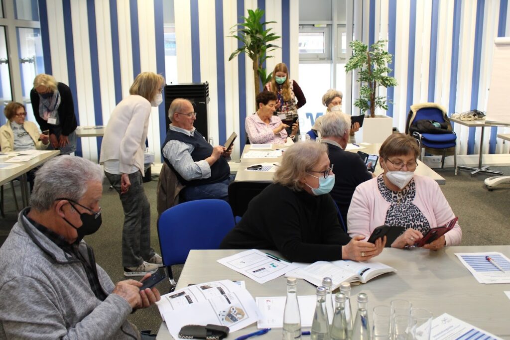 Smartphone-Training für Seniorinnen und Senioren – Stadtseniorenrat ...